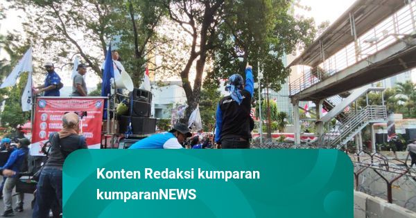 Polisi Minta Massa Buruh yang Demo di Patung Kuda Bubar | kumparan.com